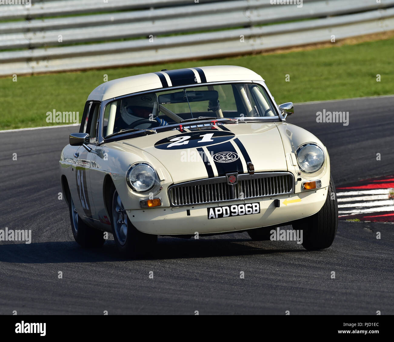 Hugh Chambers, MG B, Equipe GTS, Aston Martin Owners Club Racing ...