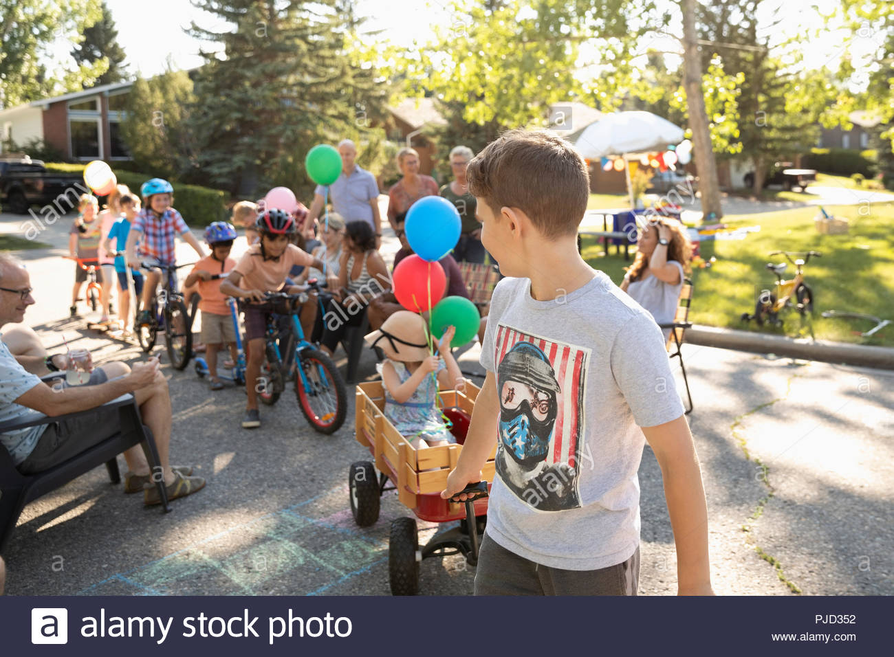 Chinese girl playing the balloon hi-res stock photography and images ...