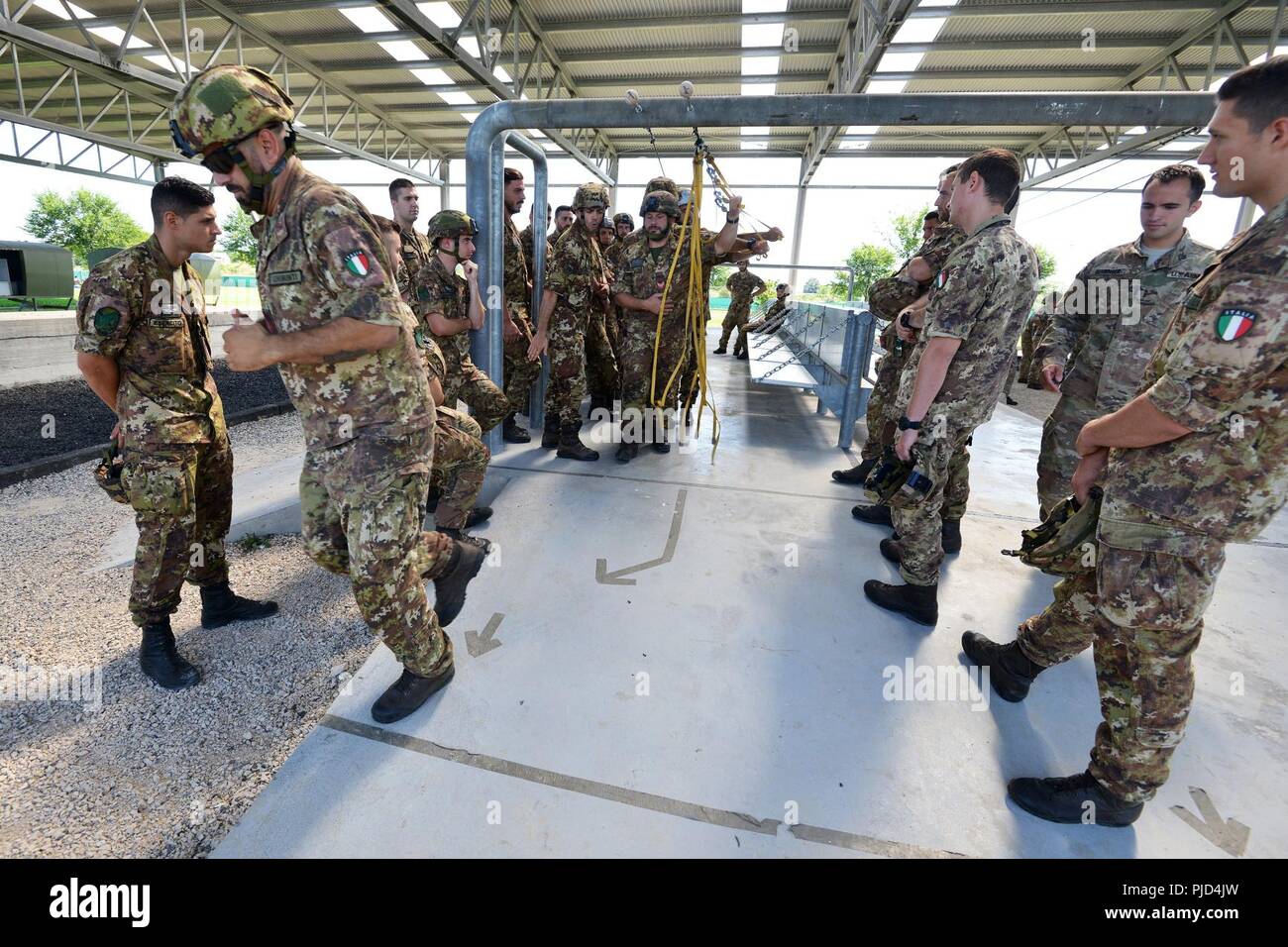 Italian Army Paratroopers assigned to Folgore Brigade, during ...