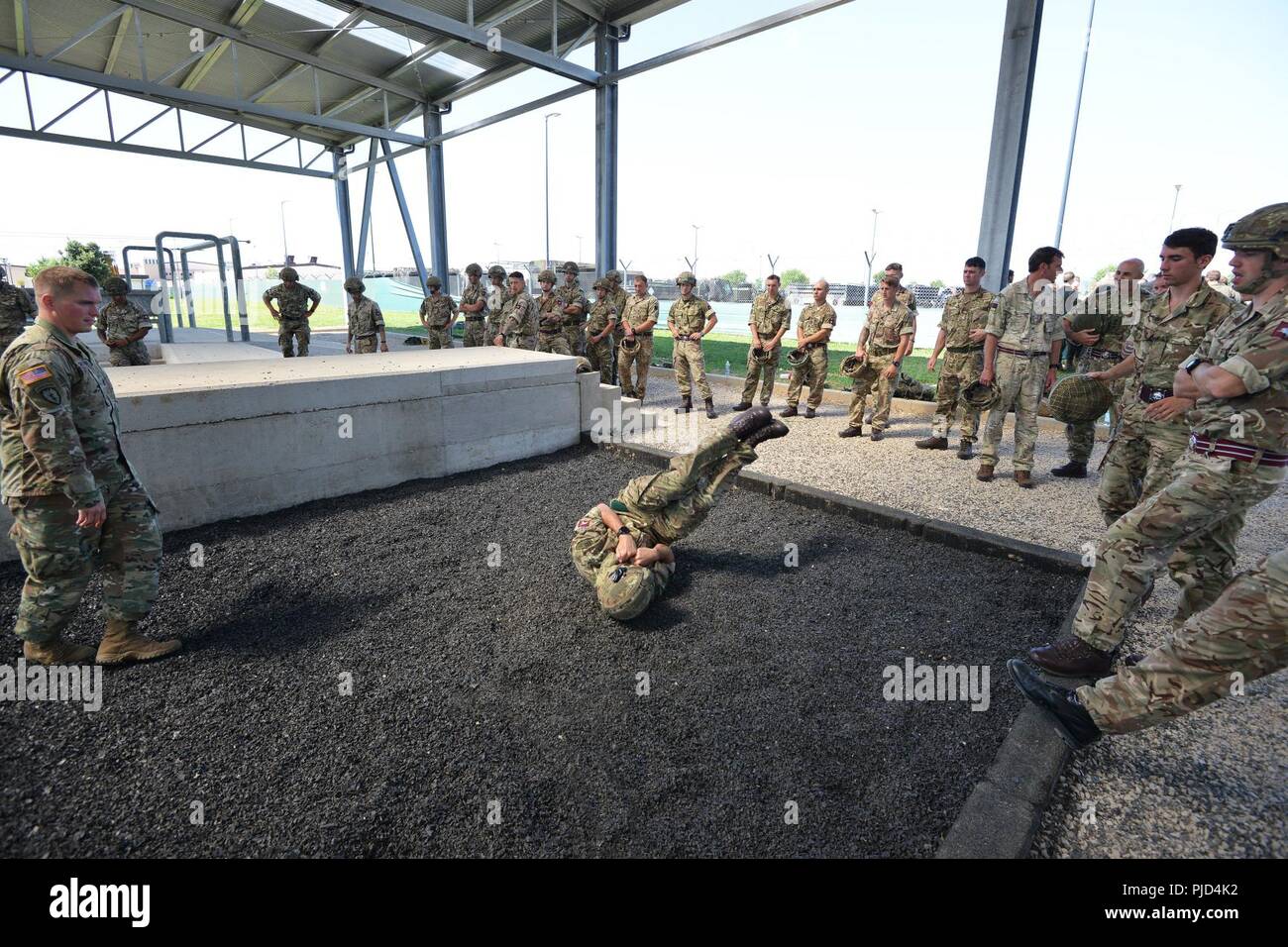 Basic airborne refresher training hi-res stock photography and images ...