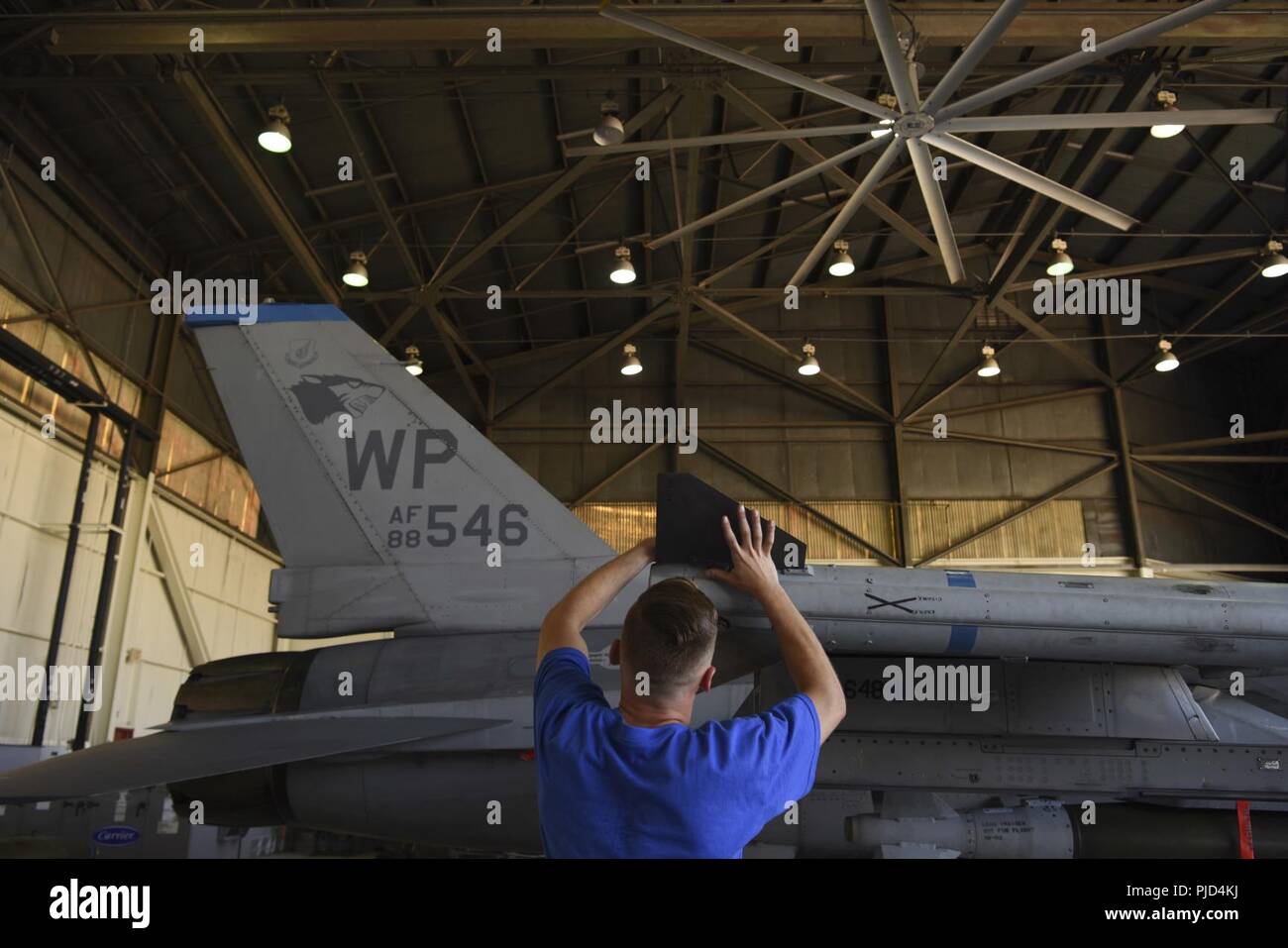 Weapons loading competition hi-res stock photography and images - Alamy