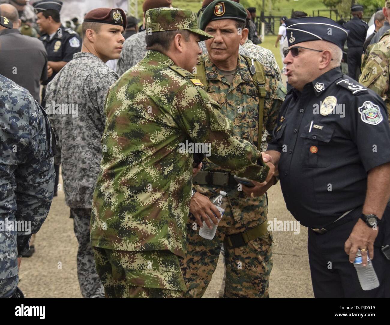 Fuerza policial hi-res stock photography and images - Alamy