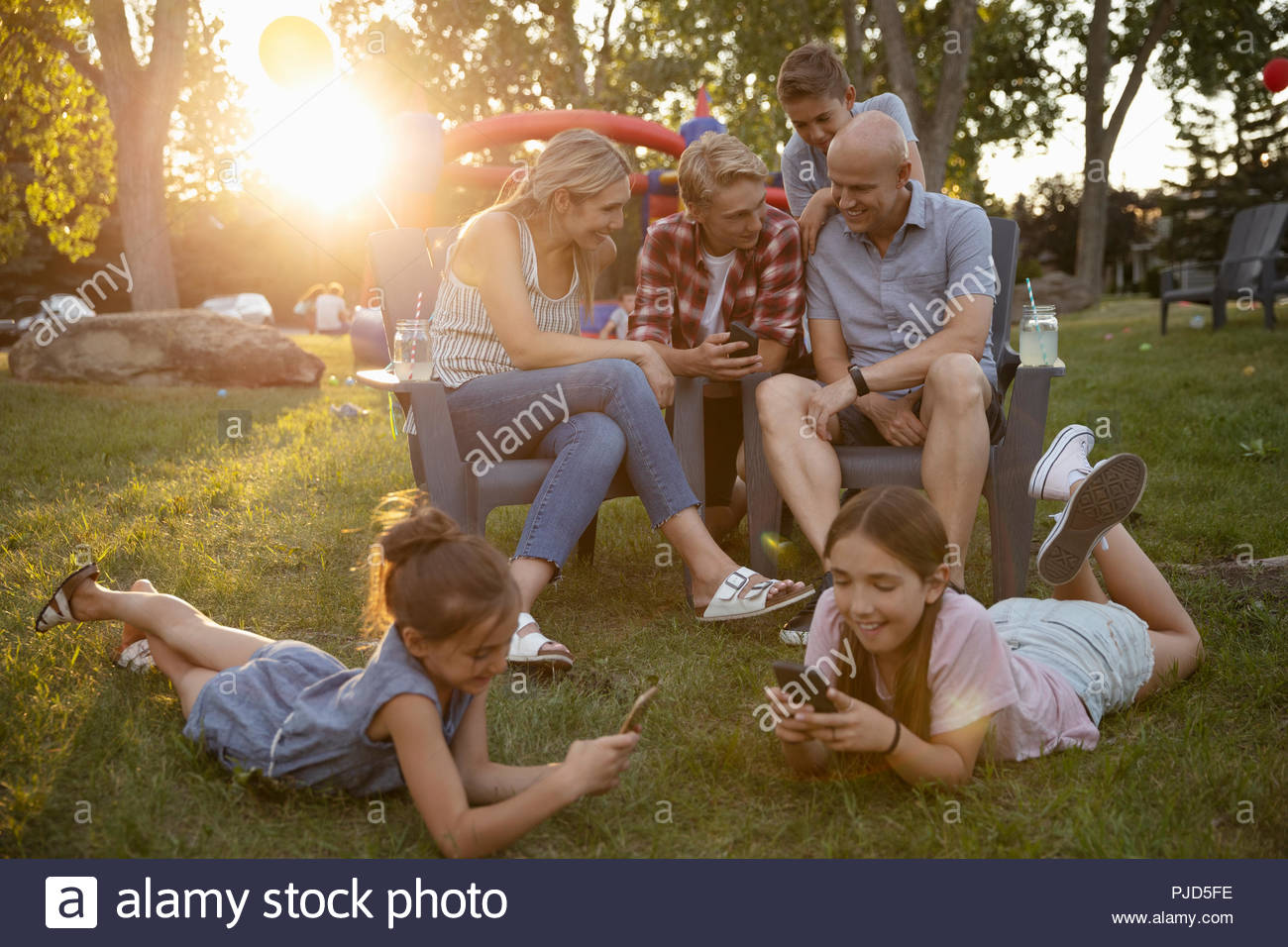 Teenage group using cell phones hi-res stock photography and images - Alamy