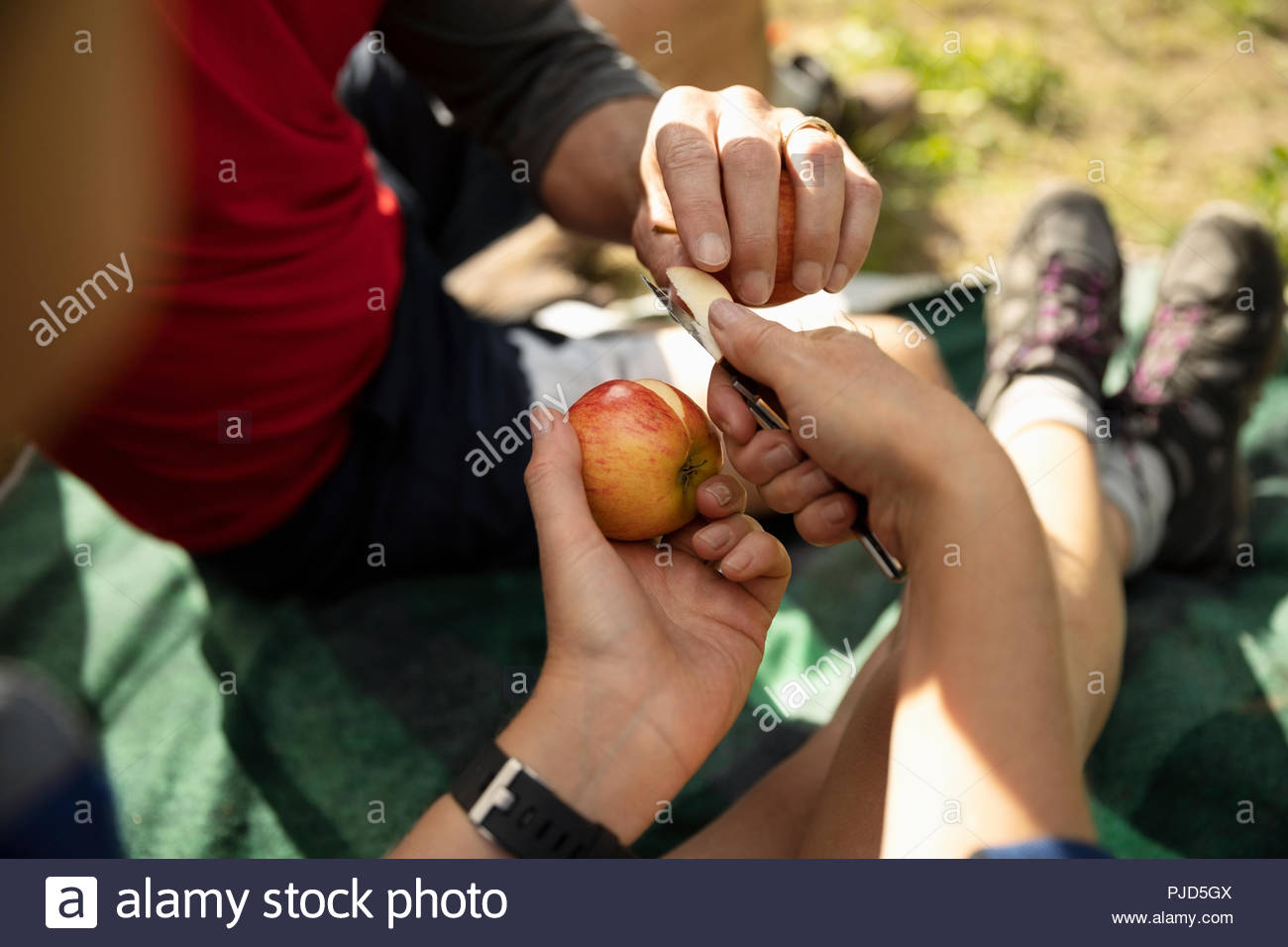 Cutting up fruit hi-res stock photography and images - Alamy