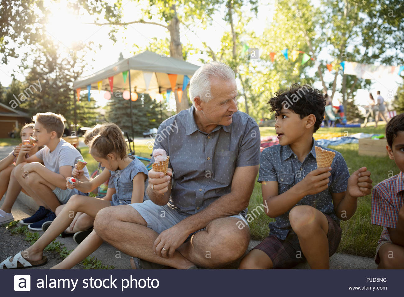 Indian man sitting on curb hi-res stock photography and images - Alamy