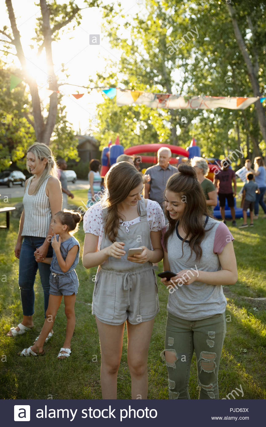 Girls messaging on phones hi-res stock photography and images - Alamy