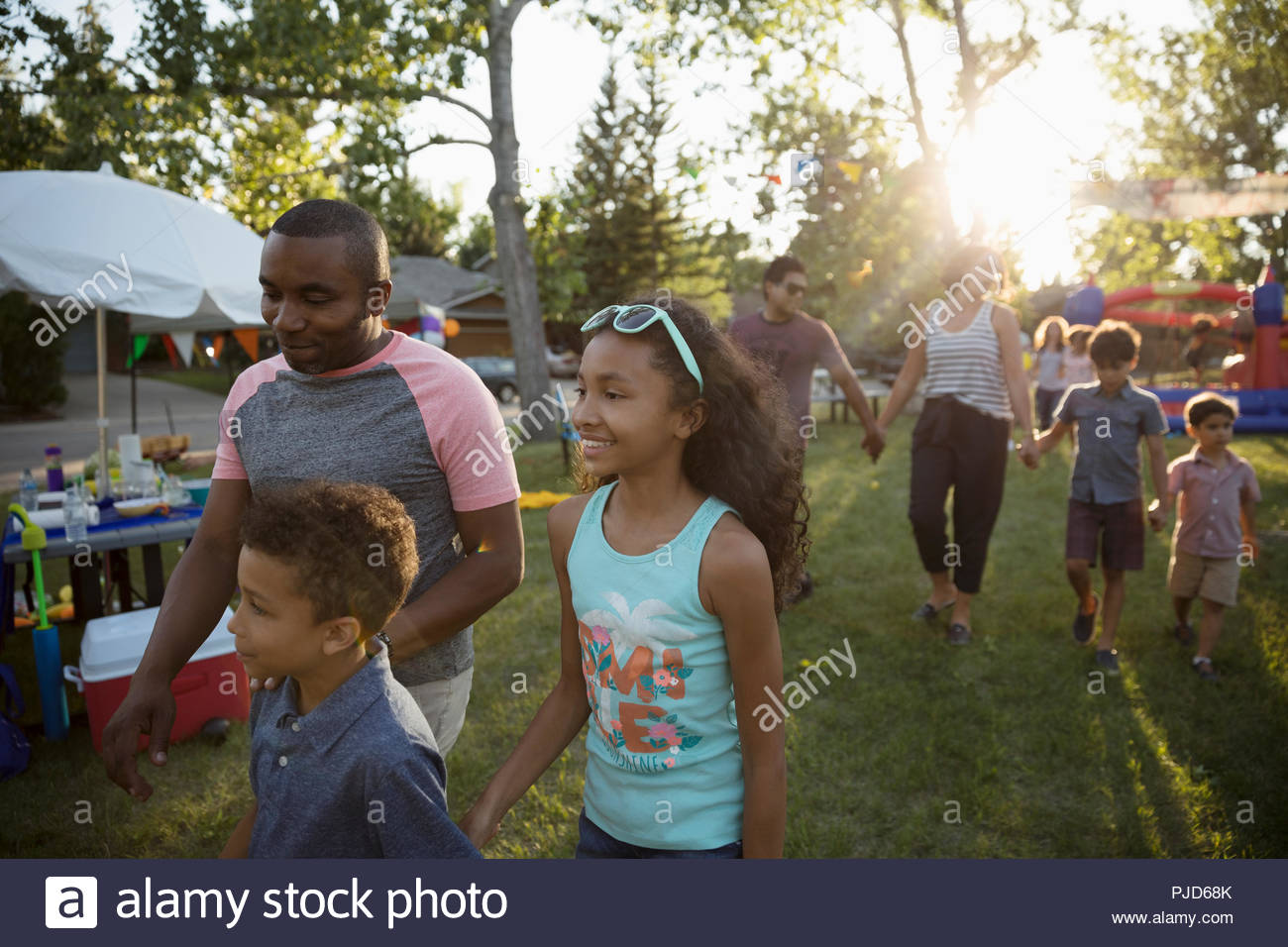 Neighborhood party group of people hi-res stock photography and images ...