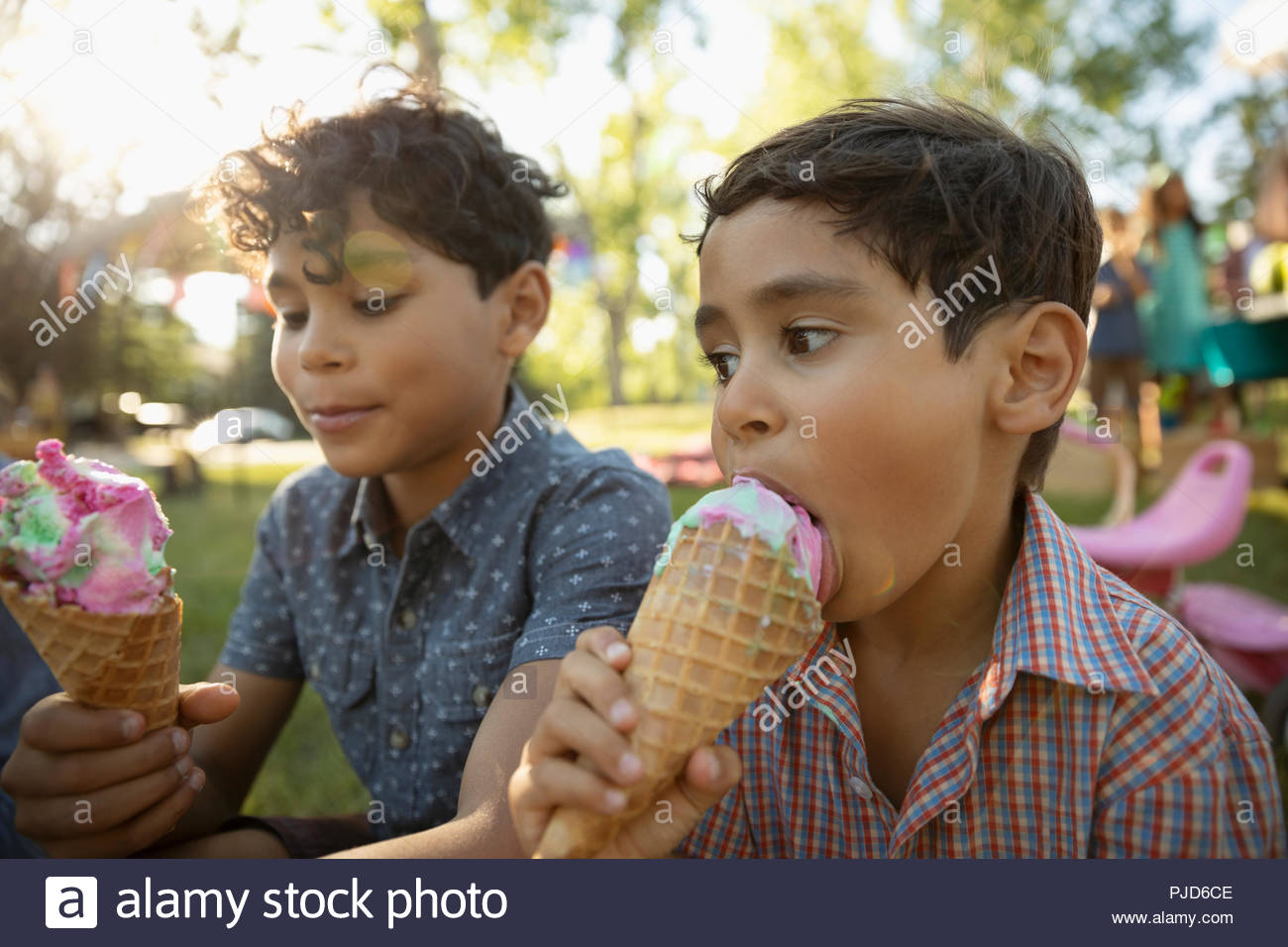 Family eating ice cream park hi-res stock photography and images - Alamy