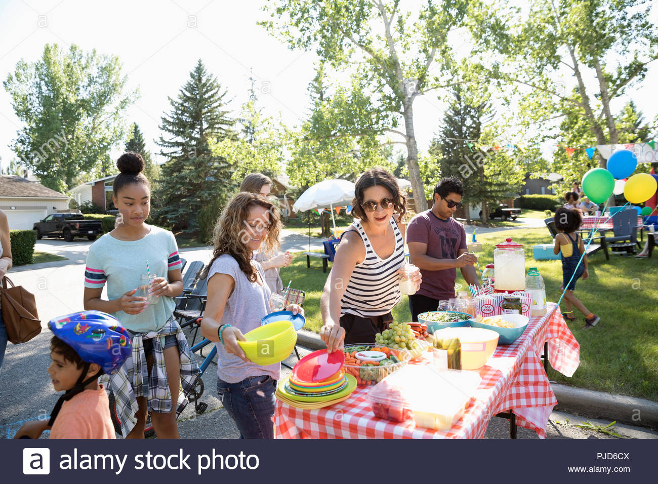Man woman child picnic table hi-res stock photography and images - Alamy