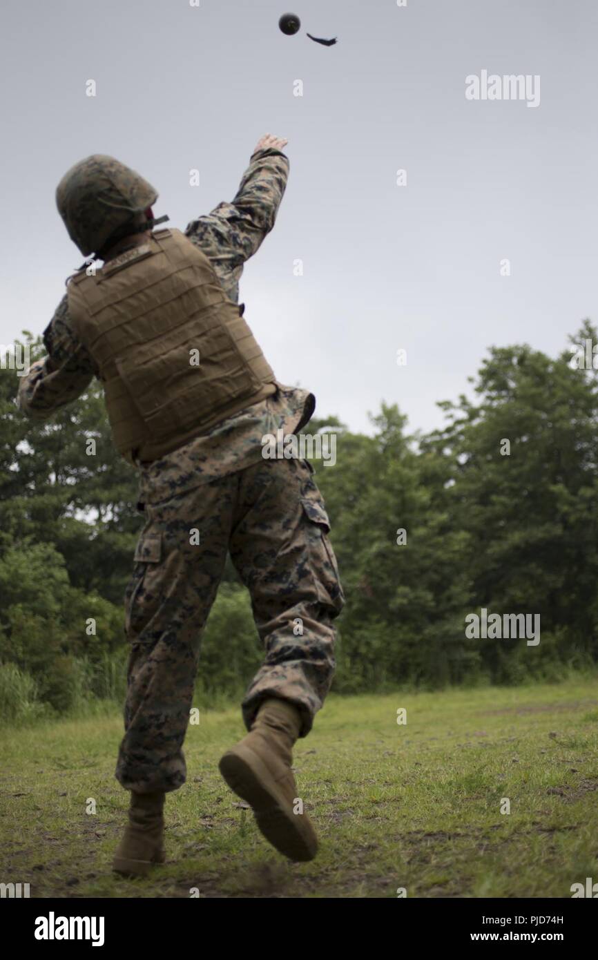 Hand grenade practice hi-res stock photography and images - Alamy
