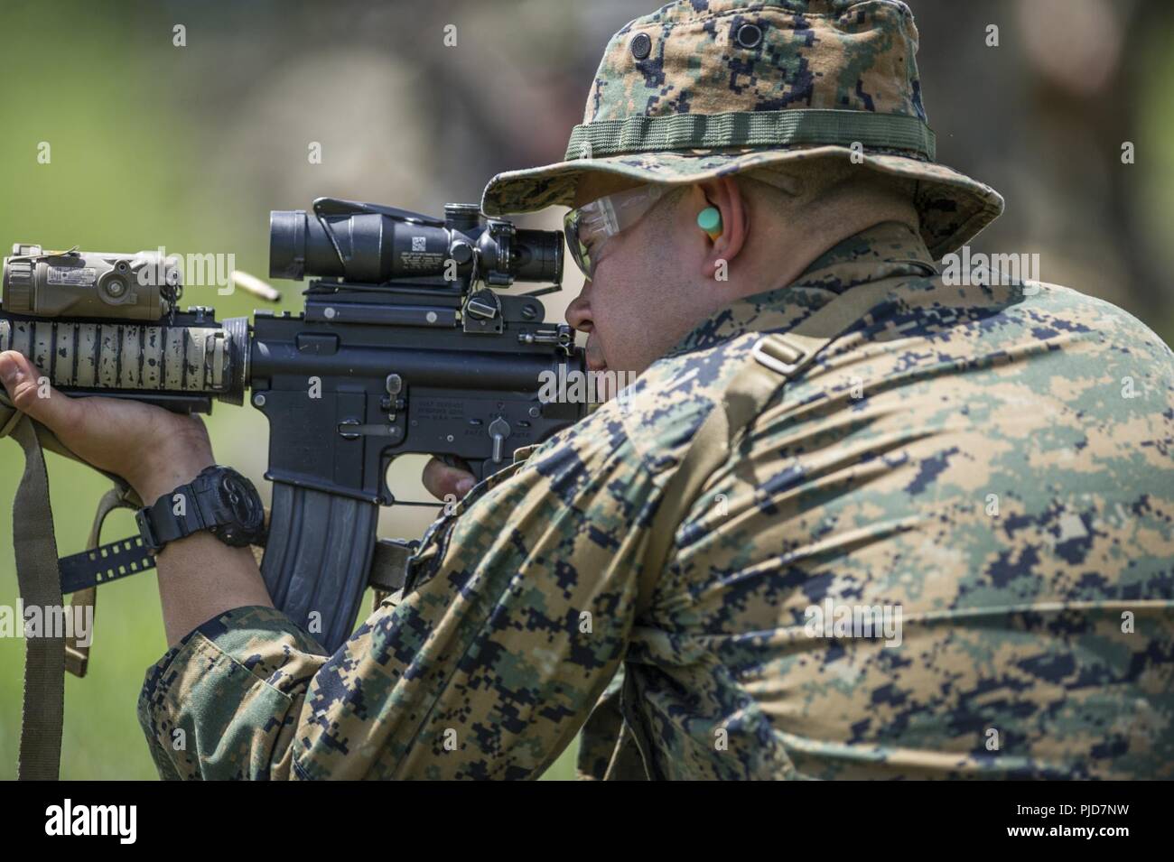 Marines from Company E, 4th Reconnaissance Battalion, 4th Marine ...