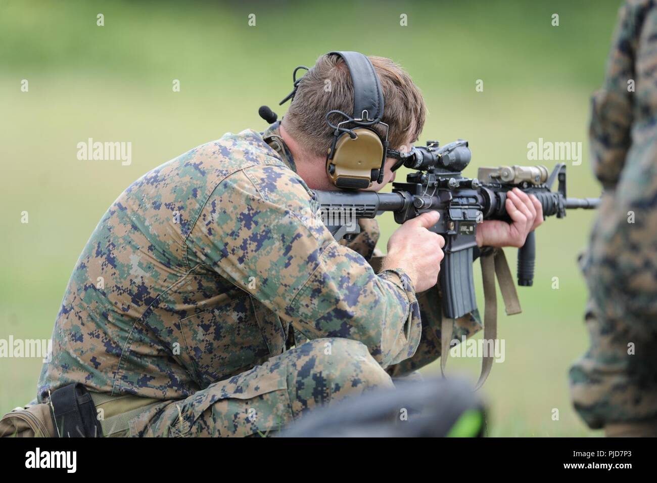 Marines from Company E, 4th Reconnaissance Battalion, 4th Marine ...