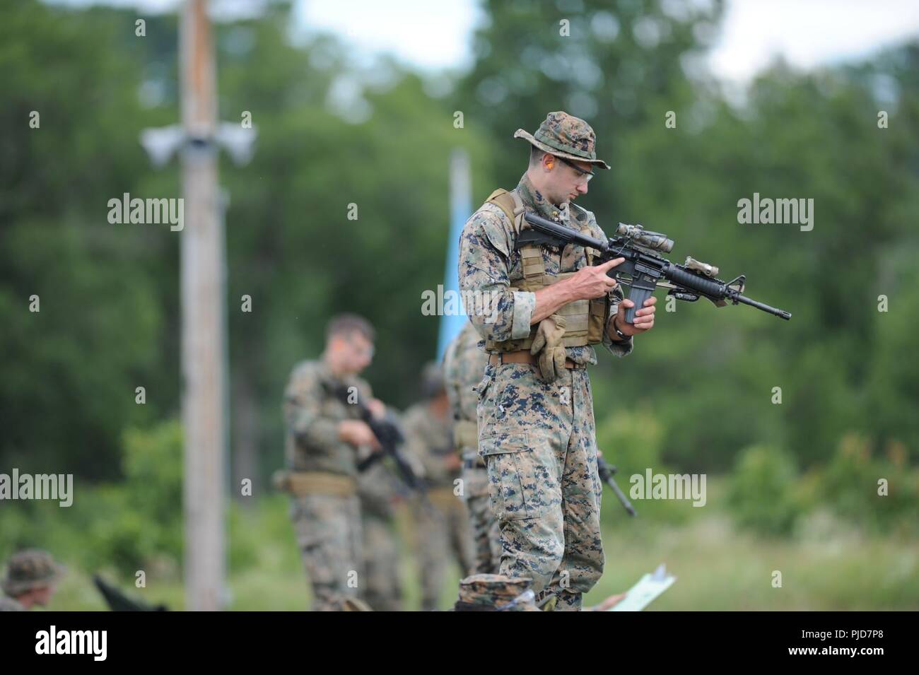 Marines from Company E, 4th Reconnaissance Battalion, 4th Marine ...