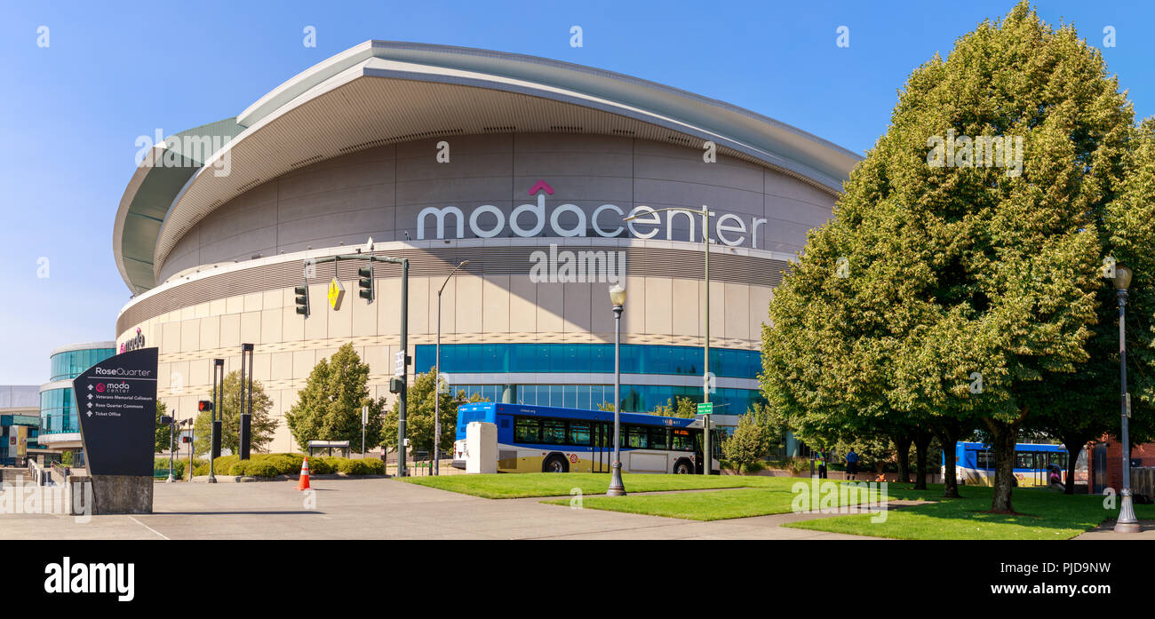 Moda center hi-res stock photography and images - Alamy