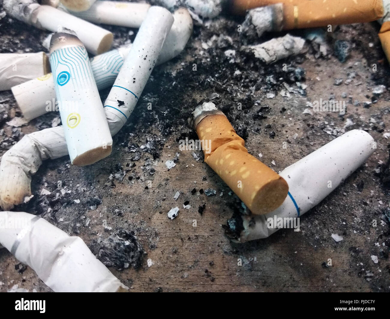 Used cigarettes butt in dirty big wooden box ashtray Stock Photo - Alamy