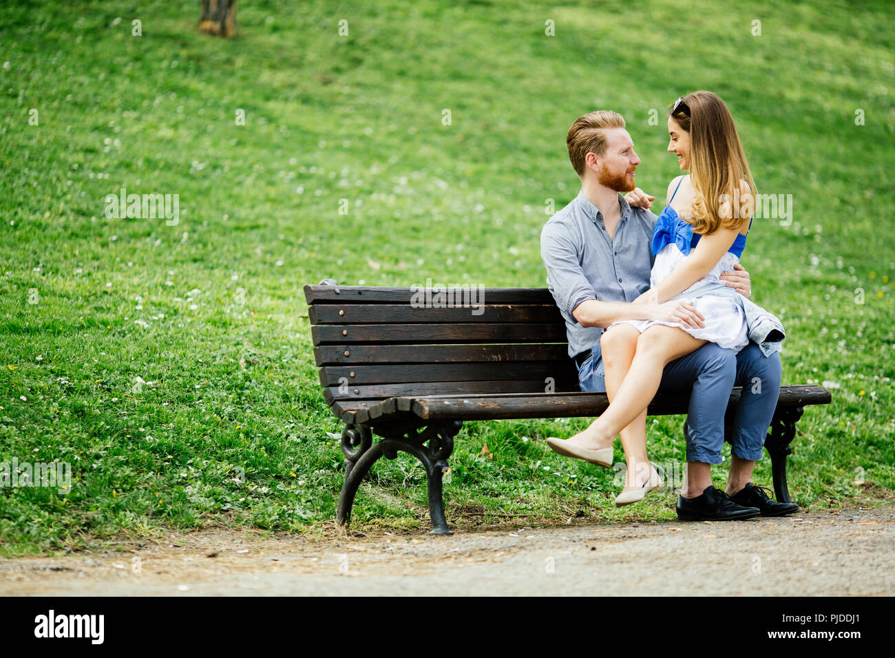 Romantic couple on bench hi-res stock photography and images - Alamy