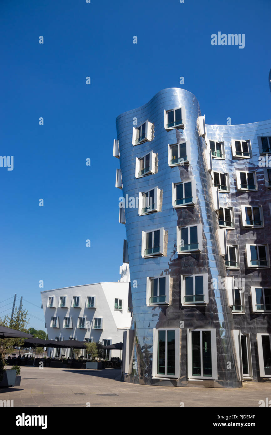 Reflective buildings buildings hi-res stock photography and images - Alamy