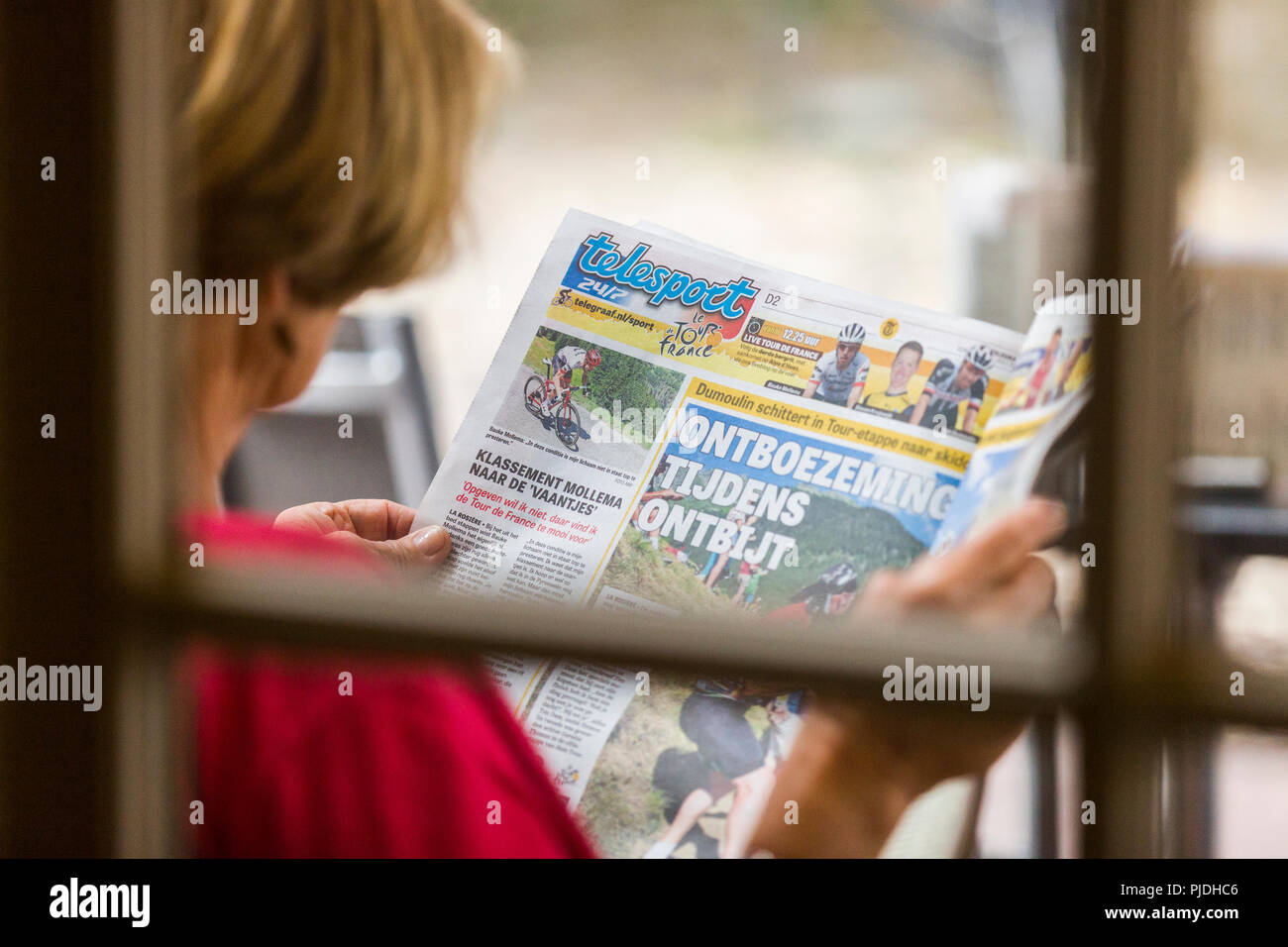 Lady with the newspaper hi-res stock photography and images - Alamy