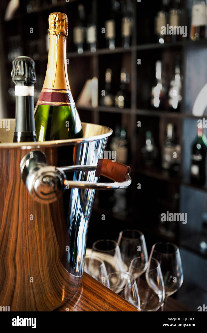 Night club alcohol bottles hi-res stock photography and images - Alamy