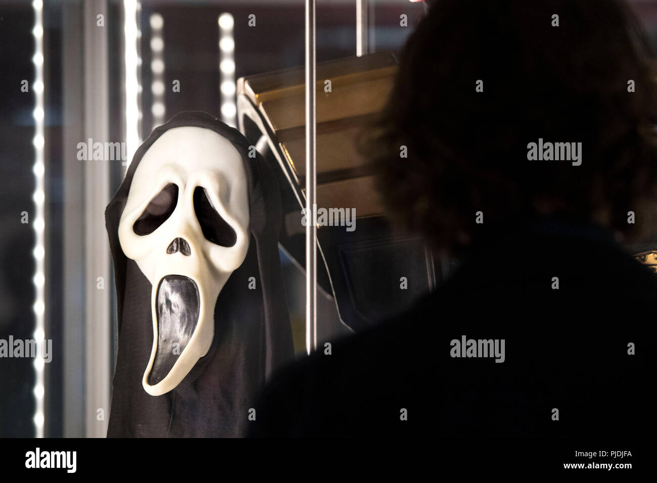 A Ghostface mask used in Scream (1996) at the Prop Store film ...