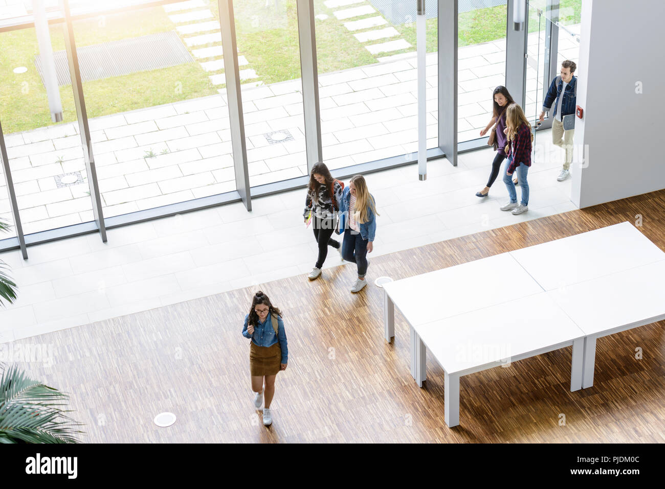 Student arriving at university hi-res stock photography and images - Alamy