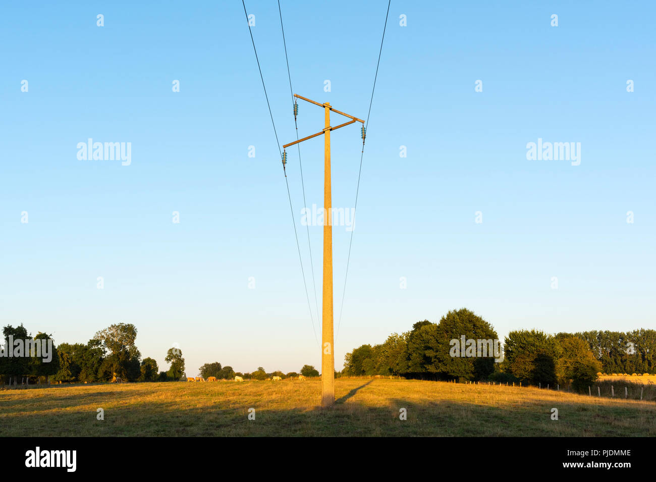 Low level power lines hi-res stock photography and images - Alamy