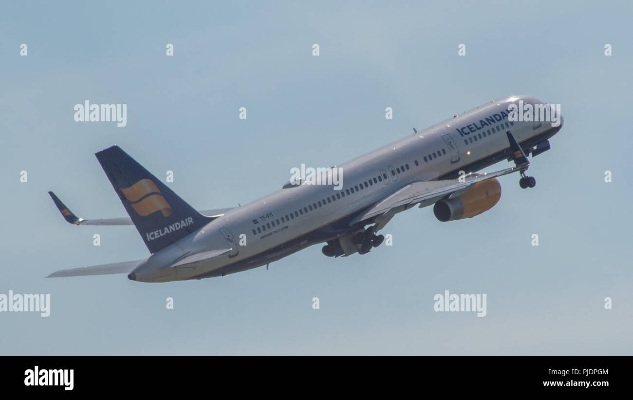 Boeing 757 Tail High Resolution Stock Photography and Images - Alamy