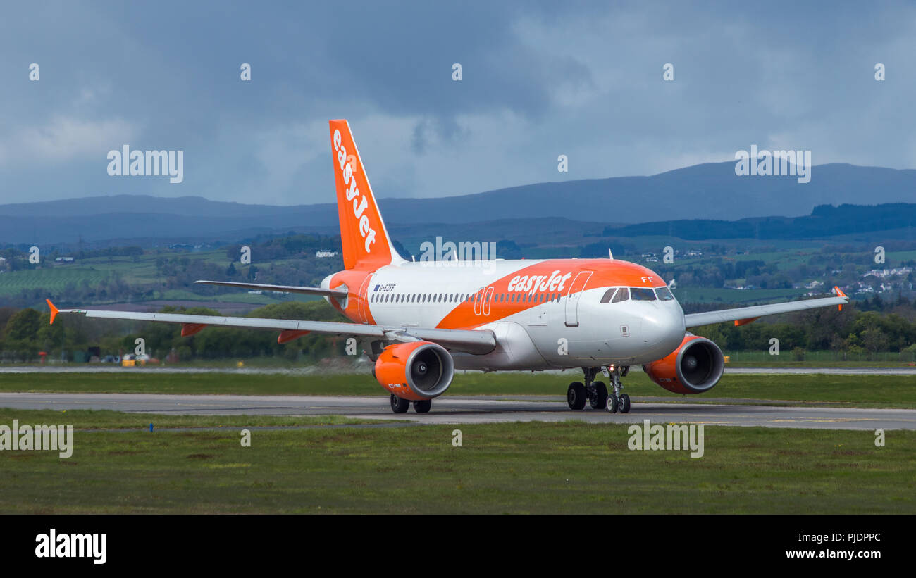 Easyjet plane landing hi-res stock photography and images - Alamy