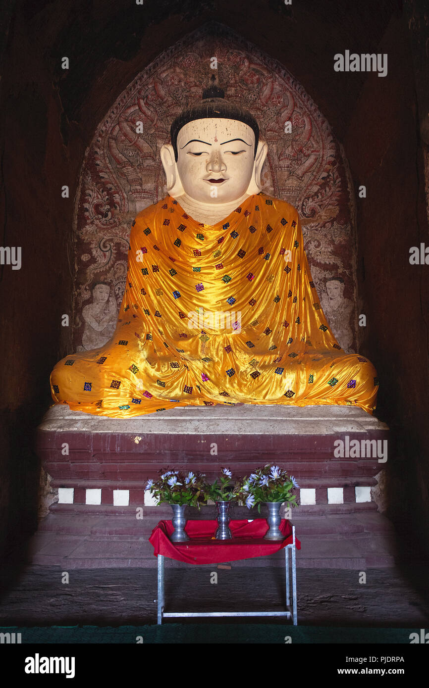 Sculpture of a sitting Buddha inside the Dhammayangyi temple, Bagan ...