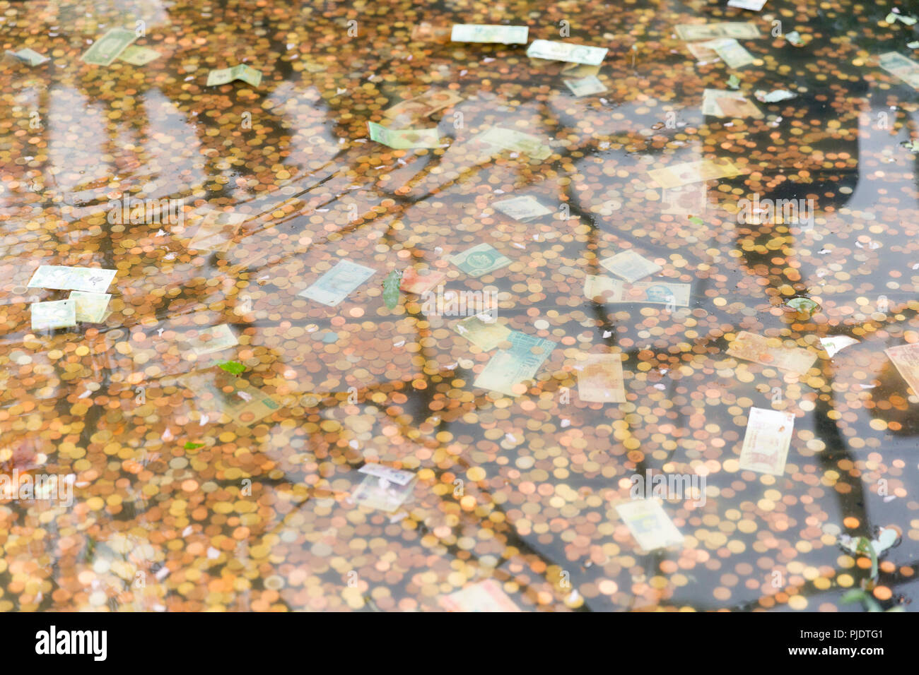 Wishing well money hi-res stock photography and images - Alamy