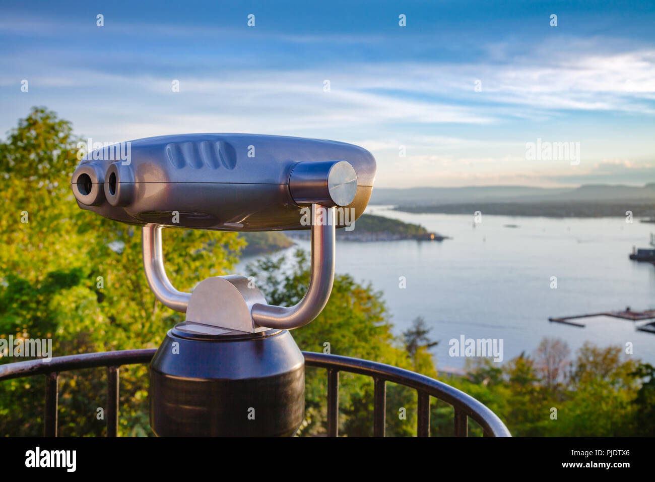 Tourist lookout telescope hi-res stock photography and images - Alamy