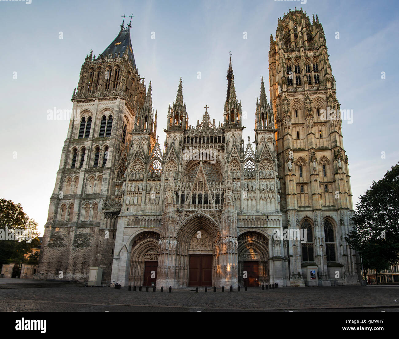 Gothic era landmarks hi-res stock photography and images - Alamy