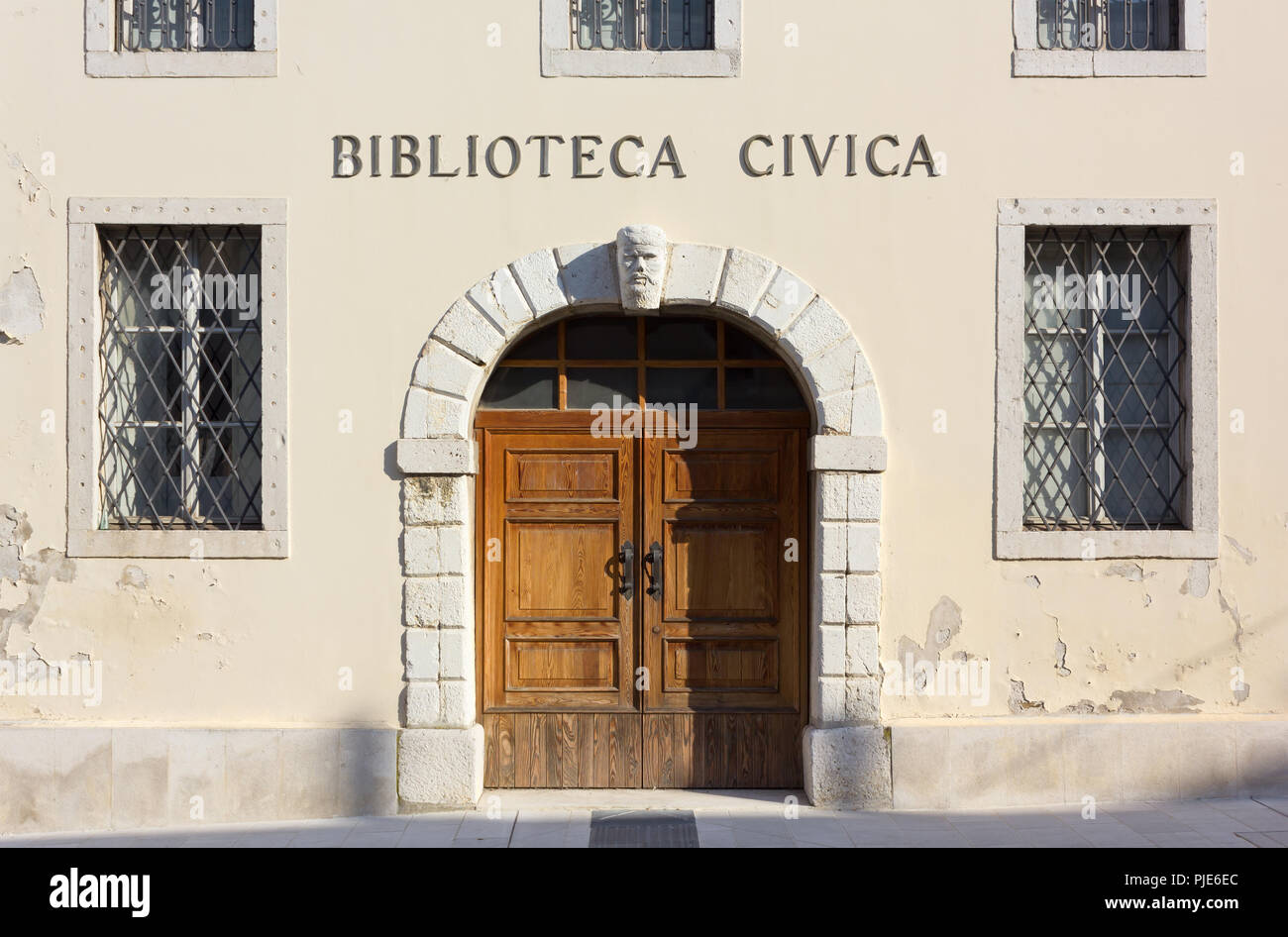 Old library exterior hi-res stock photography and images - Alamy
