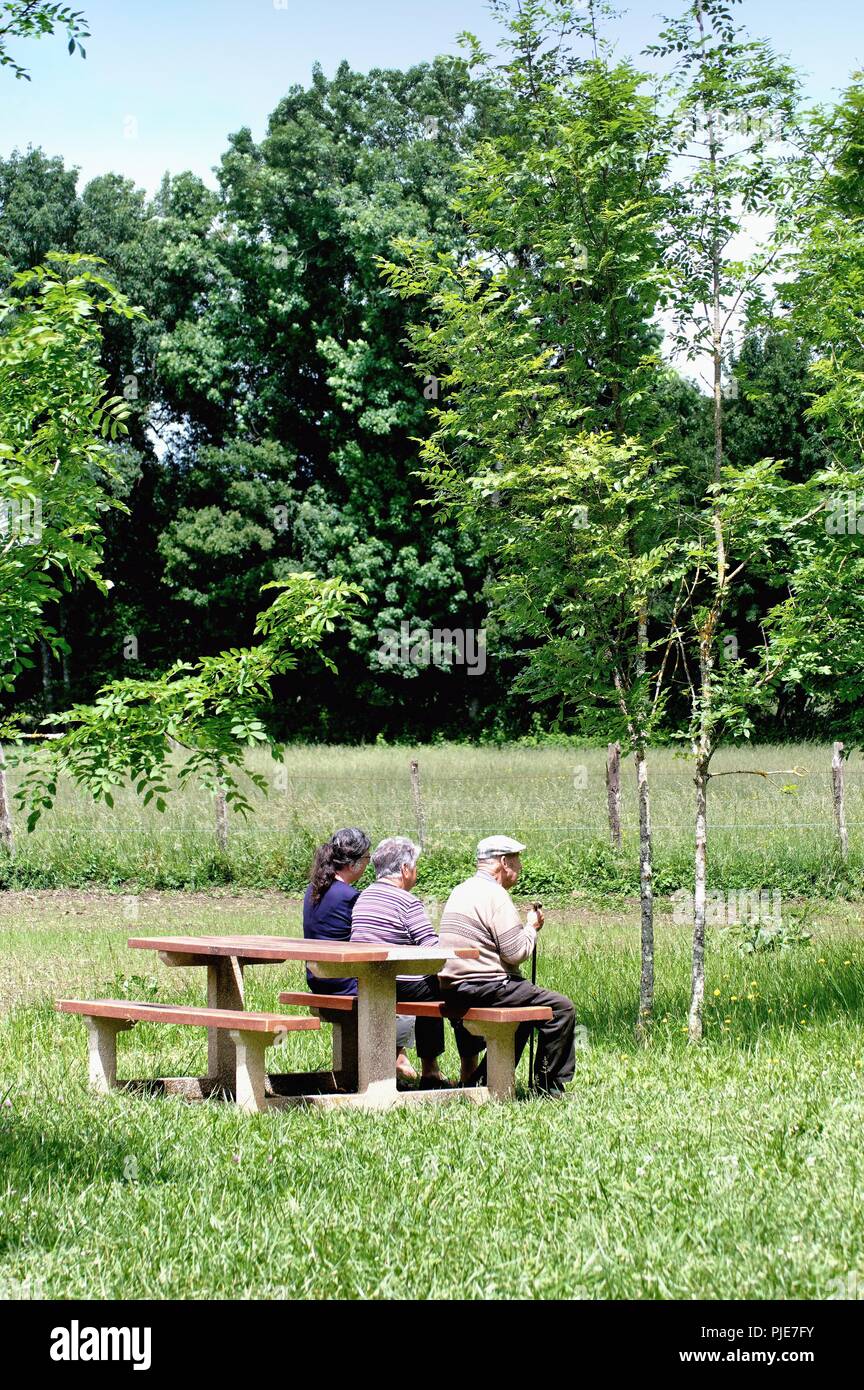 Elderly people sitting on bench hi-res stock photography and images - Alamy
