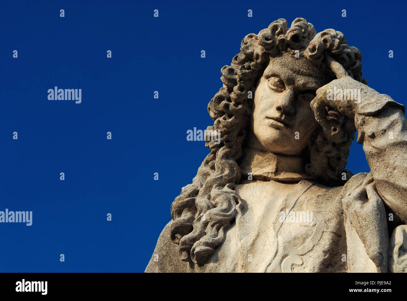 Thinking man statue hi-res stock photography and images - Alamy