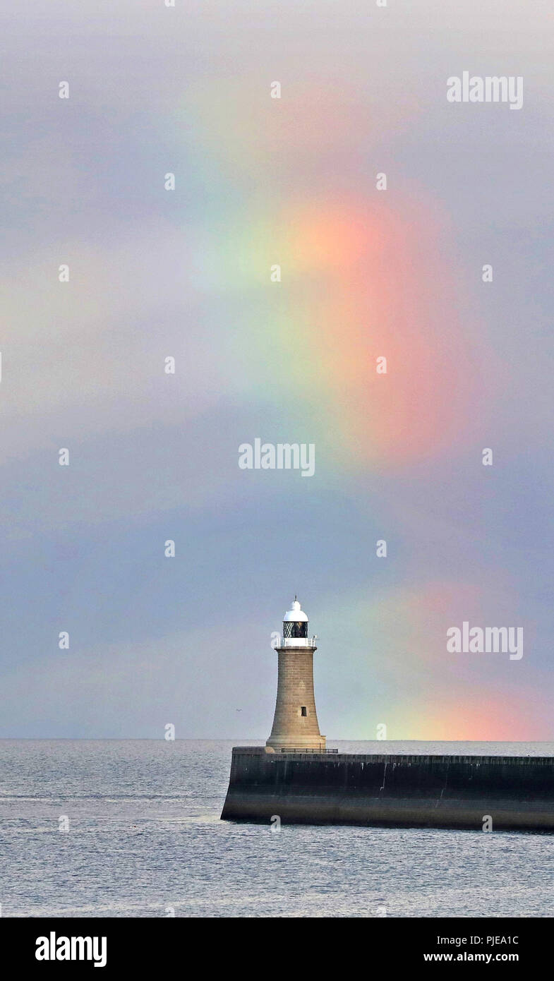 A rainbow over tynemouth lighthouse hi-res stock photography and images ...