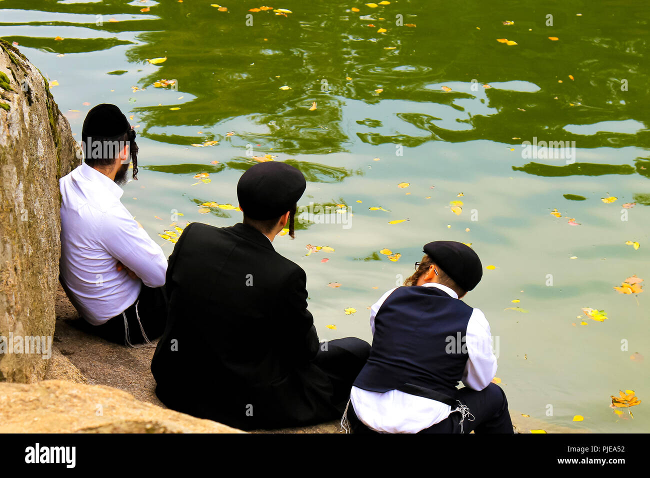 Boys in traditional jewish clothing hi-res stock photography and images ...