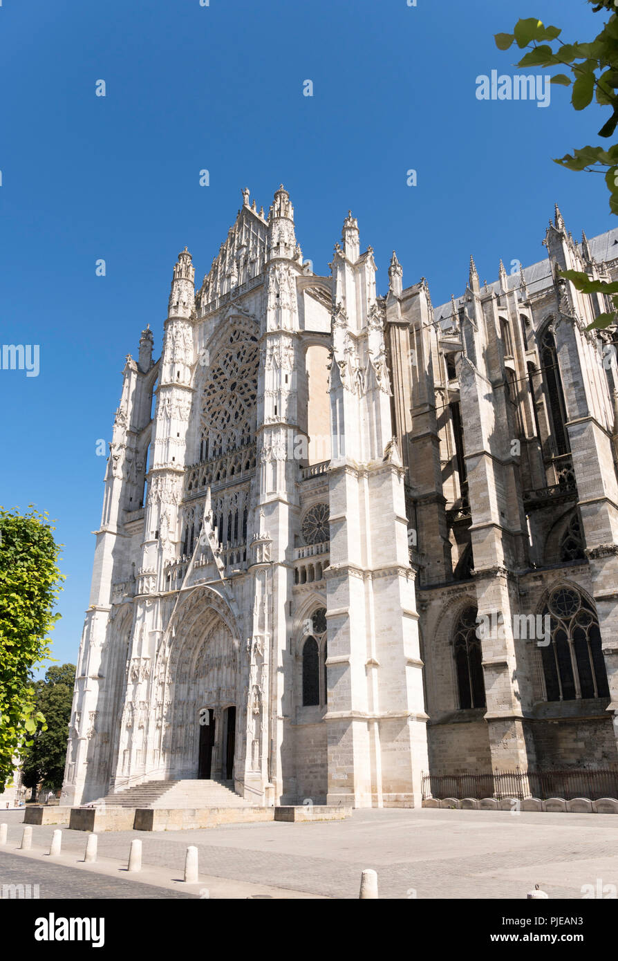 Beauvais cathedral facade hi-res stock photography and images - Alamy