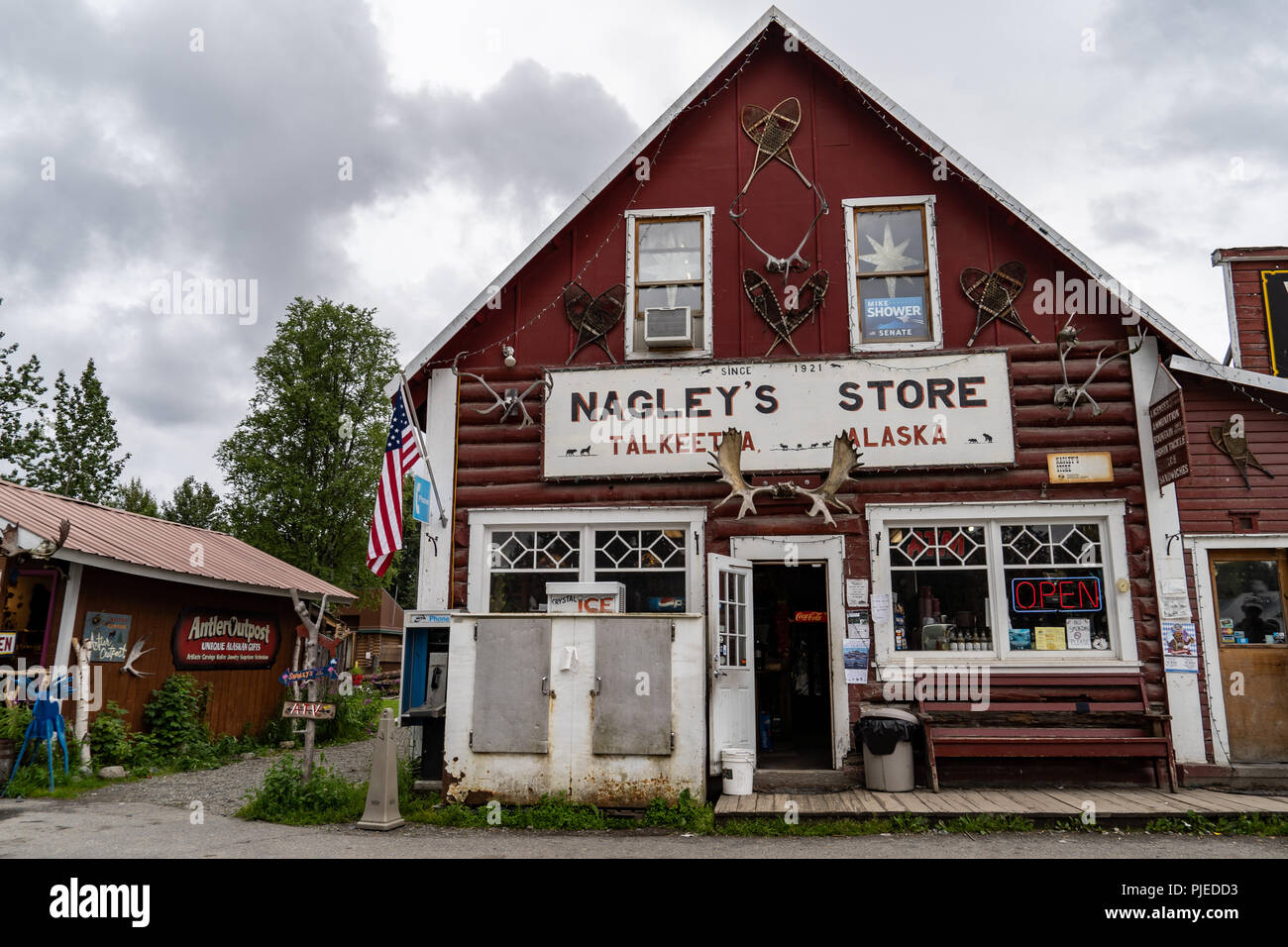 Store front vector hi-res stock photography and images - Alamy