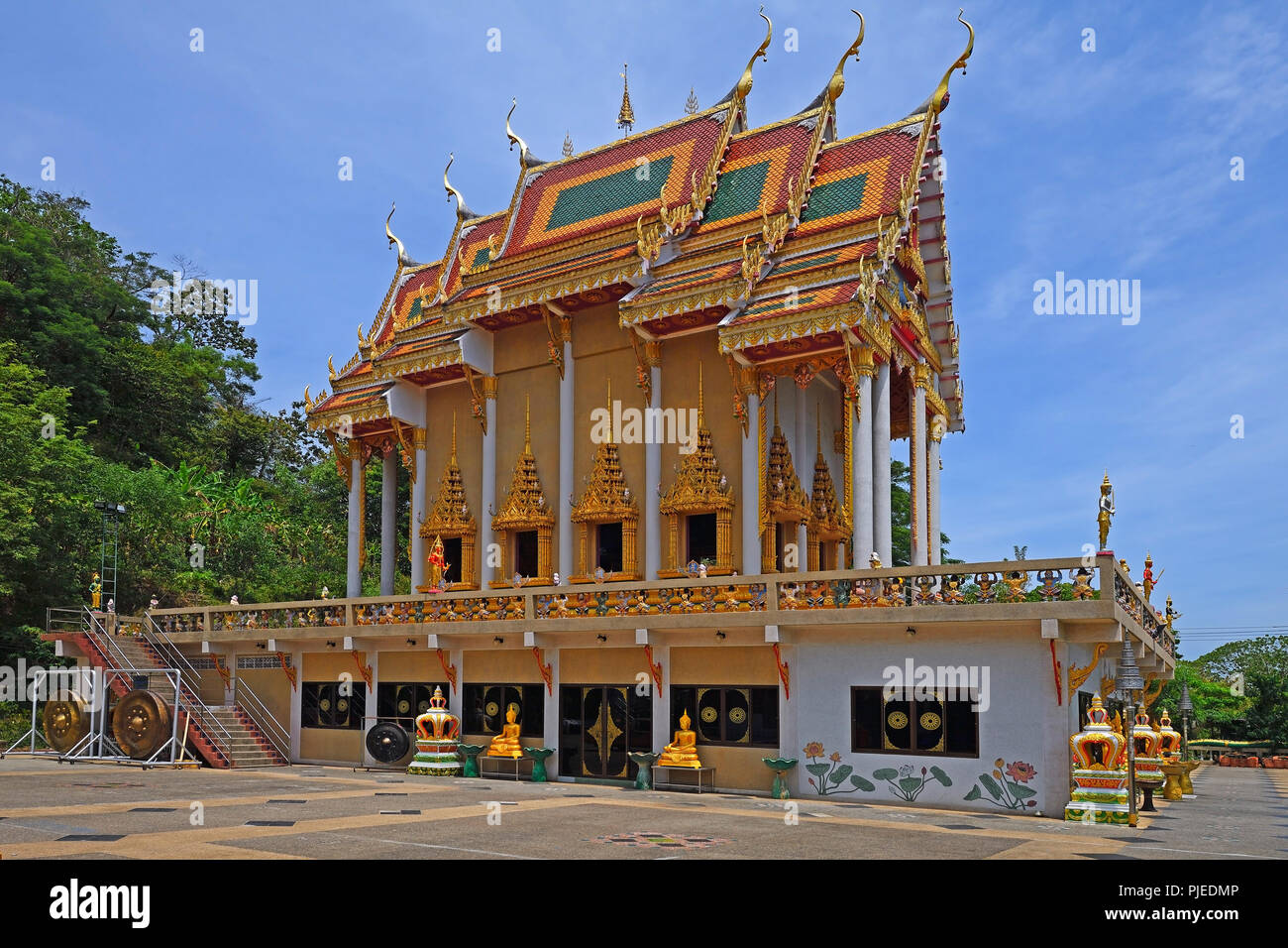 Building of the temple Wat Khao Rang, Phuket, Thailand, Gebäude des ...