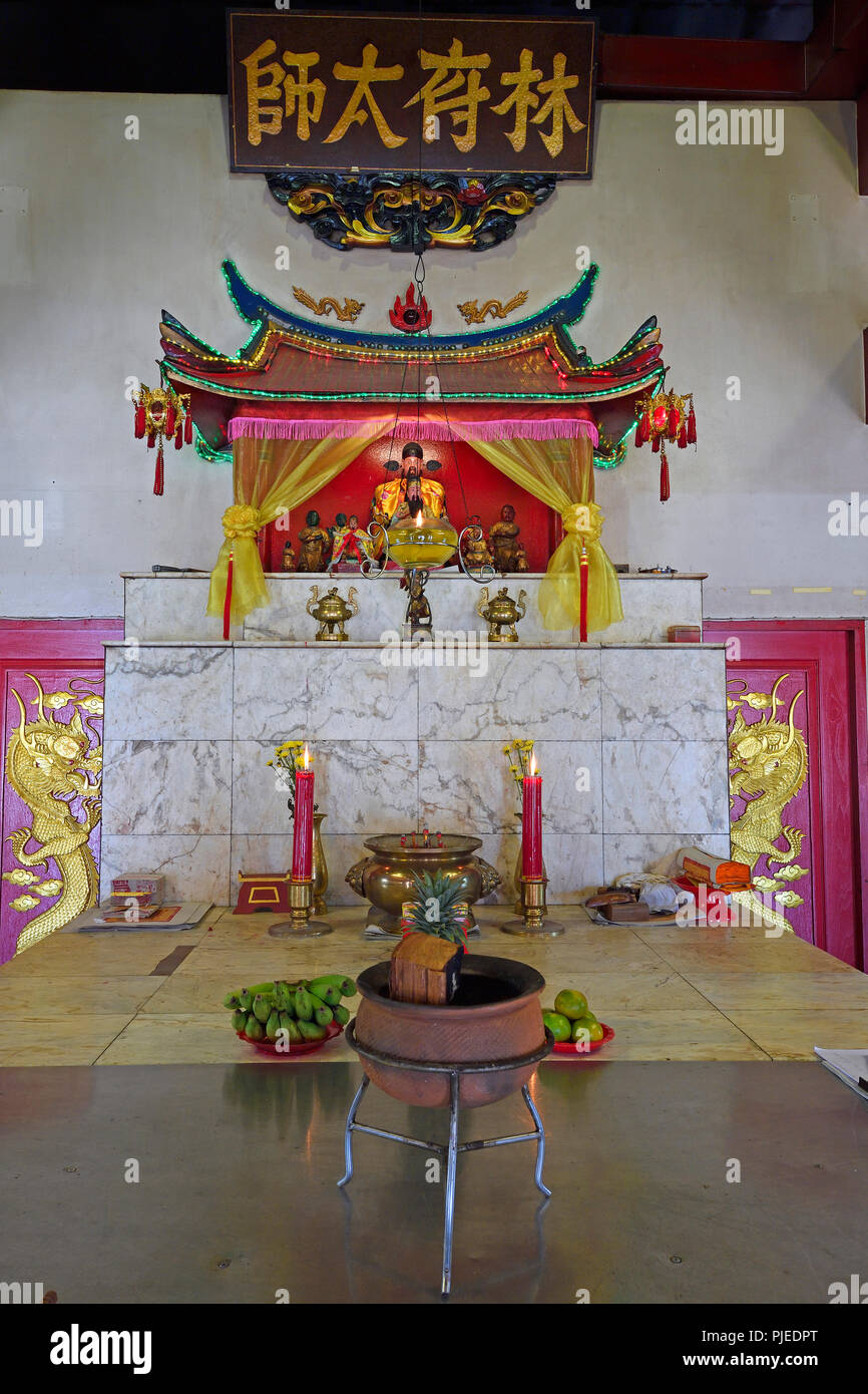 Altar in Chinese Sam Kong Shrine, Phuket, Thailand, Altar im ...