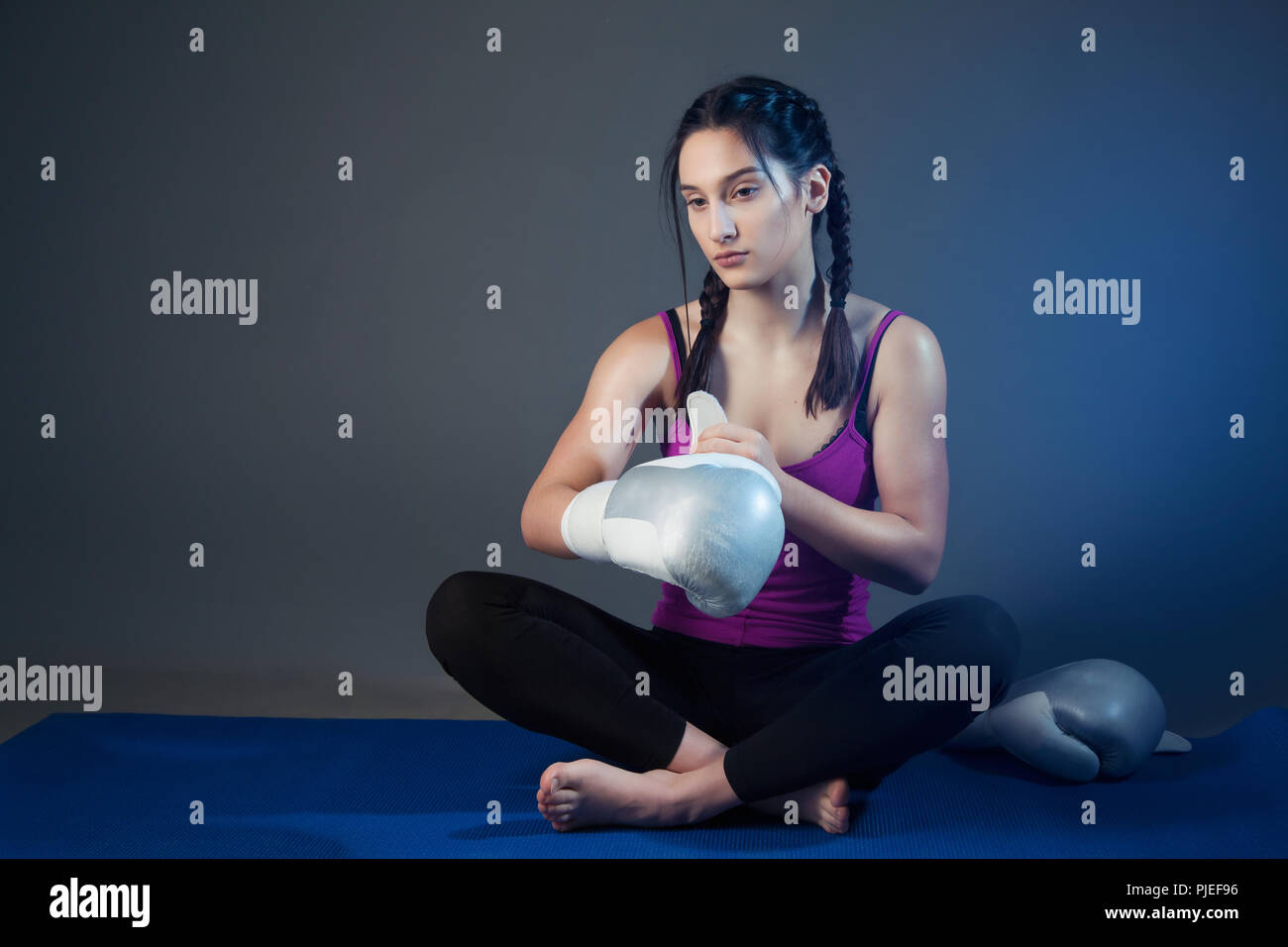 Boxingglaves hi-res stock photography and images - Alamy