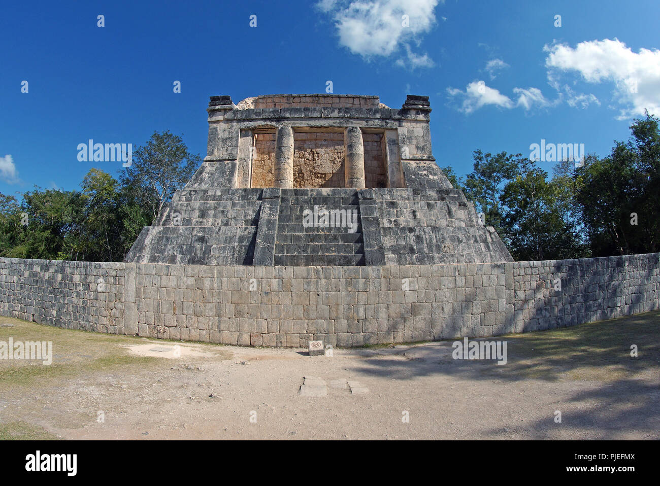 Temple chichen itza hi-res stock photography and images - Alamy