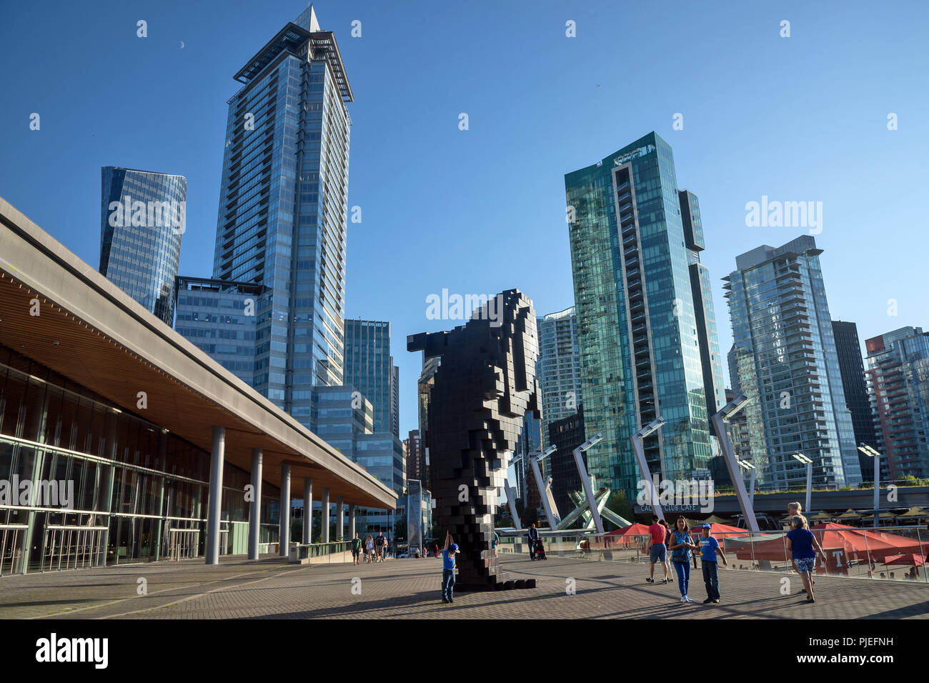 Digital Orca, Douglas Copeland's Pixel Sculpture Stock Photo - Alamy