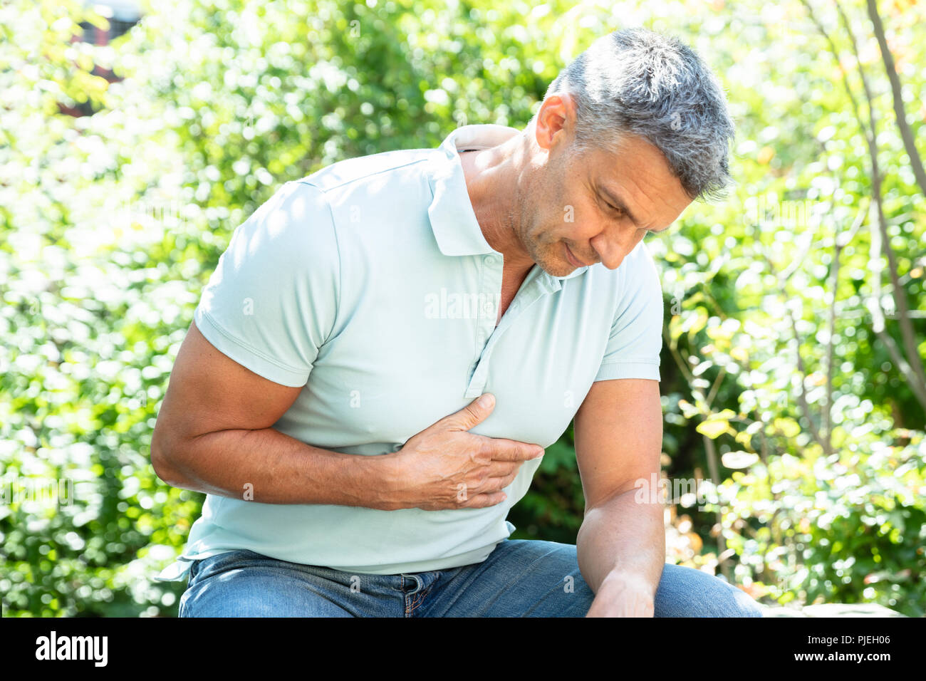 Man heart attack sitting hi-res stock photography and images - Alamy