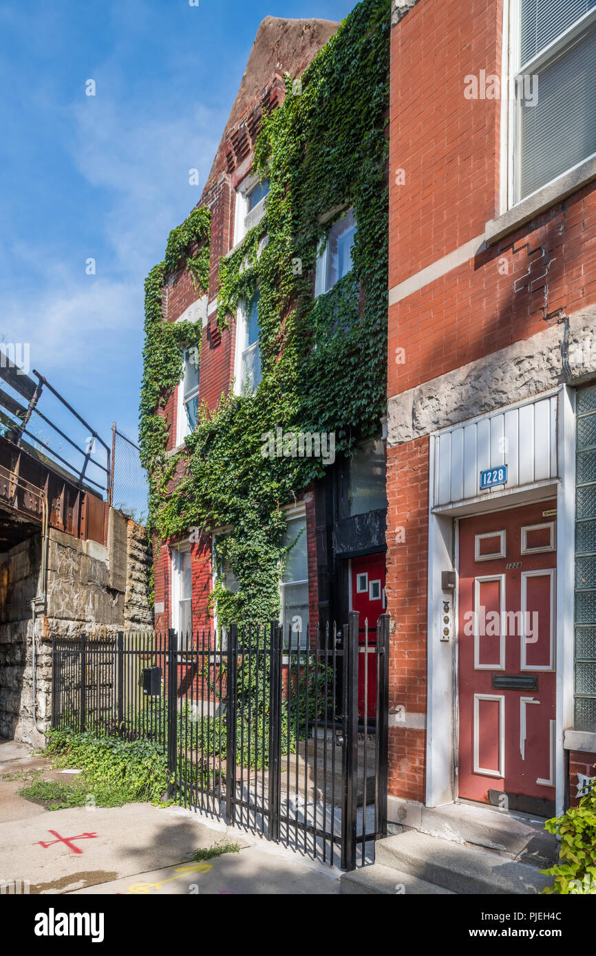 Brick apartment buildings hi-res stock photography and images - Alamy