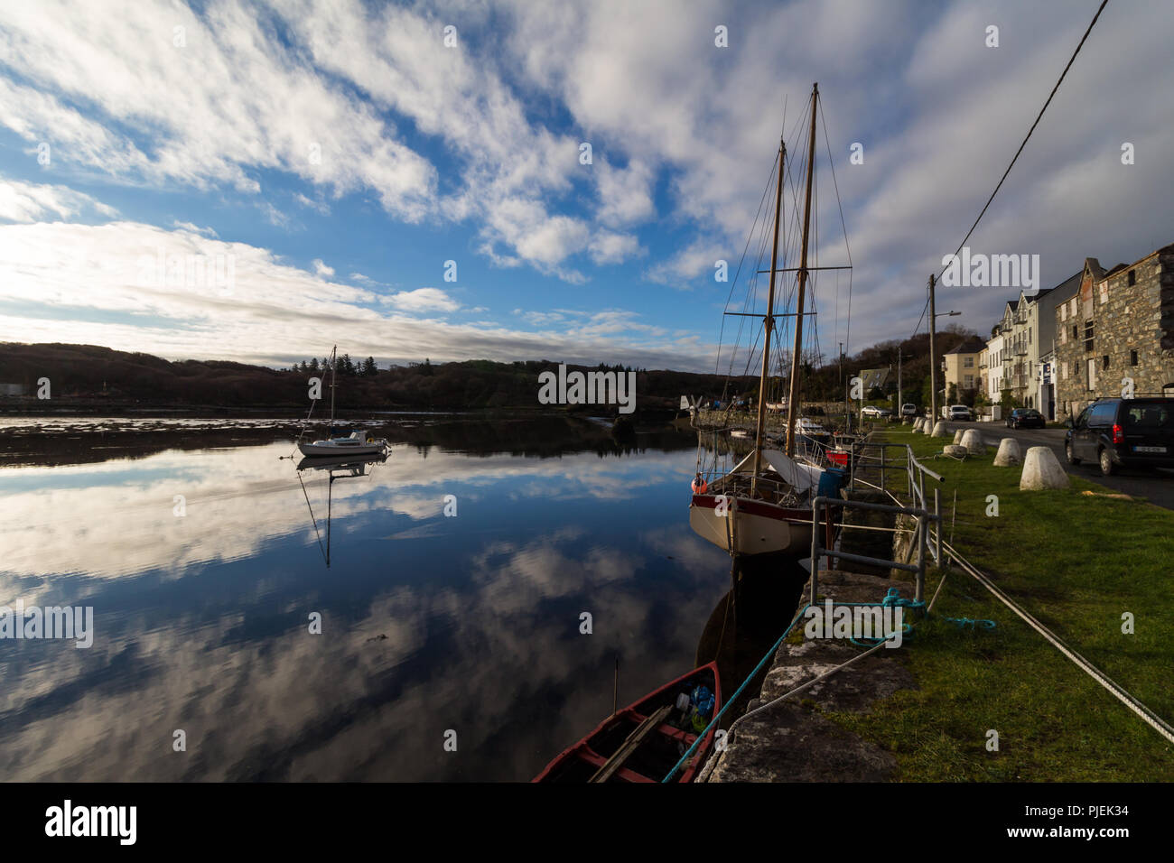 Irish sailing boats hi-res stock photography and images - Alamy