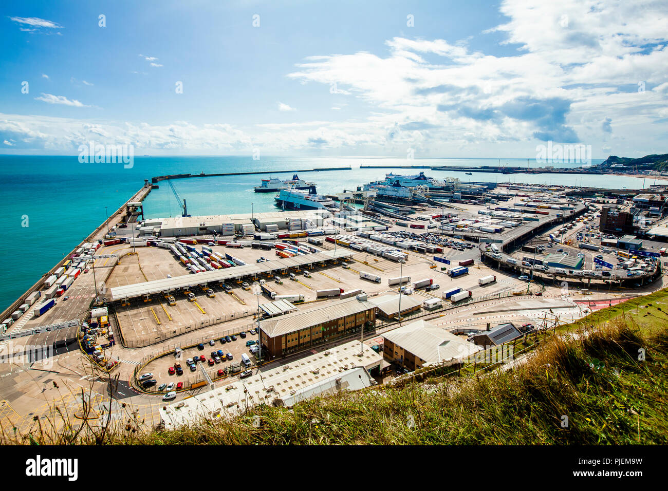 Blue sky cliff england dover hi-res stock photography and images - Alamy