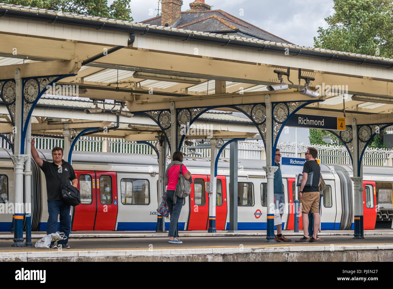 Passengers waiting for tube train on london underground station ...