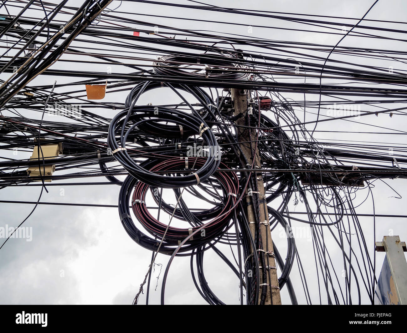 Electricity post chaotic wire hi-res stock photography and images - Alamy